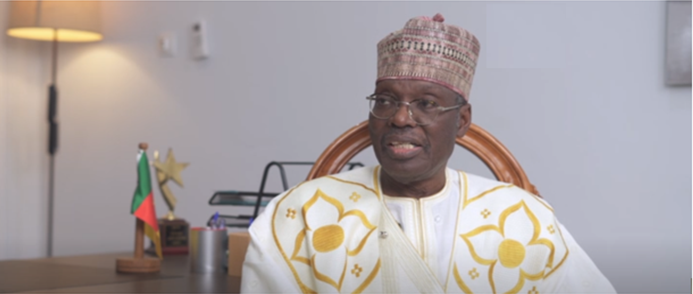 Issa Tchiroma Bakary du Cameroun déclare fièrement sa victoire lors de ...